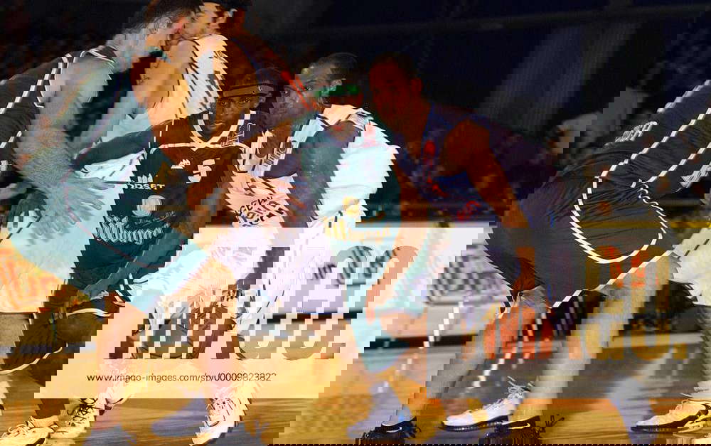 Terrence Rencher (Köln, re.) gegen Mike Lenzly (Mitte) und James ...