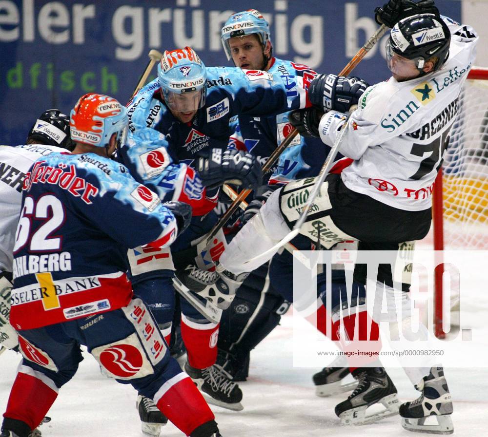 Andreas Morczinietz (Köln, re.) wird von Nick Naumenko (Kassel) zu Fall gebracht Eishockey DEL