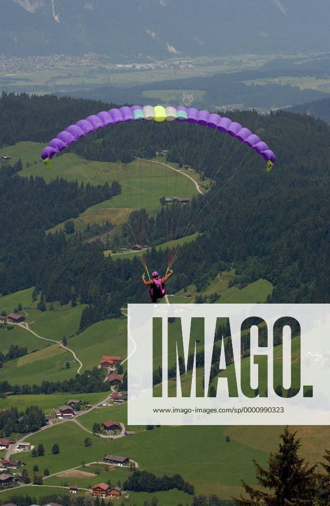 Ein älterer Paragleiter beim Gleitflug vom Markbachjoch - MODEL ...