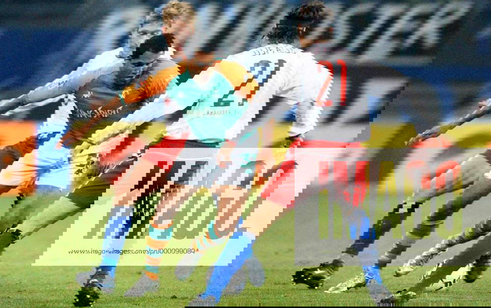 Ailton (Bremen, Mitte) gegen Christian Rahn (li.) und Tomas Ujfalusi ...