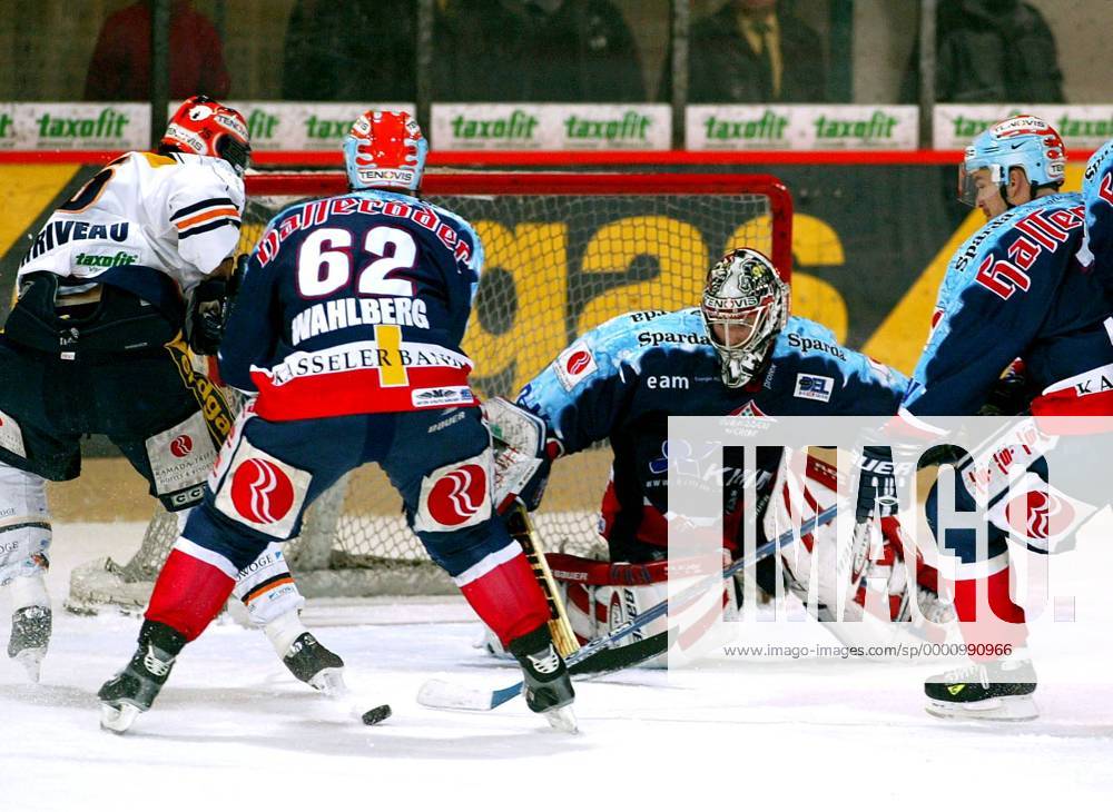 Yvon Corriveau (Eisbären Berlin, li.) gegen Mikael Wahlberg (2.v.li ...