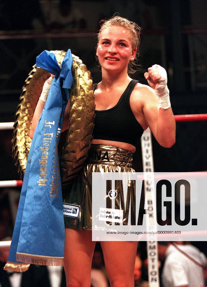 Siegerin Regina Halmich (Deutschland) mit dem Siegerkranz Boxen WM ...