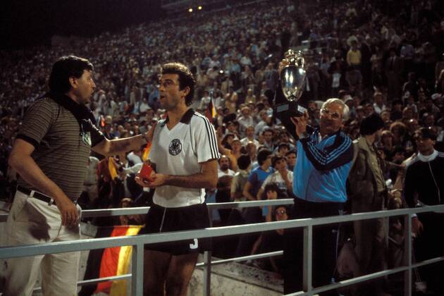 Deutschland ist Europameister 1980 - v.re. Bundestrainer Jupp Derwall ...
