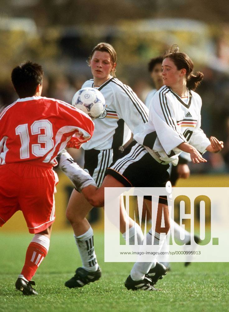 Renate Lingor (re.) und Pia Wunderlich (Mitte, beide Deutschland) gegen ...