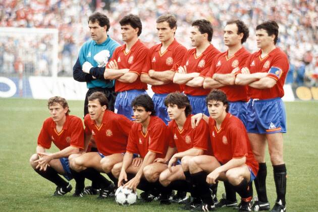 Mannschaftsbild Spanien: hinten v.li.: Torwart Santiago Canizares ...