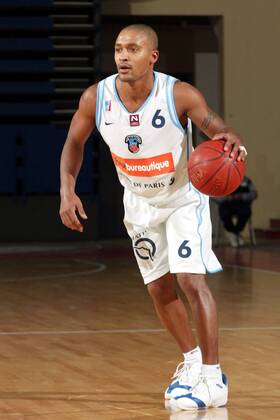 Eric Micoud (Paris) am Ball Basketball Herren Pro Ligue A 2001 2002, 1 ...