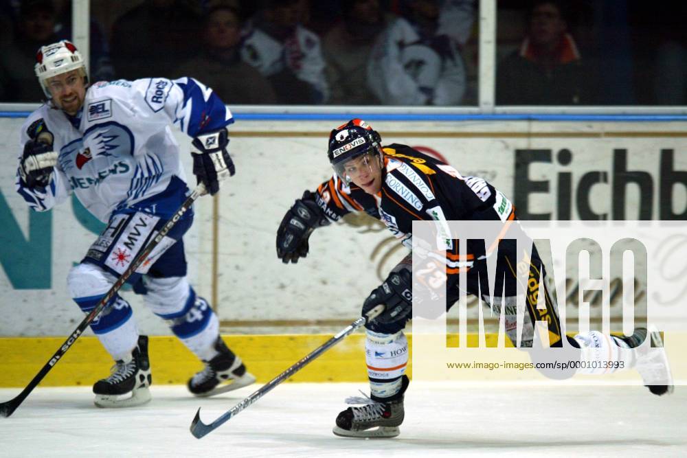 Alexander Barta (Eisbären Berlin, re.) und Klaus Kathan (Mannheim) im ...