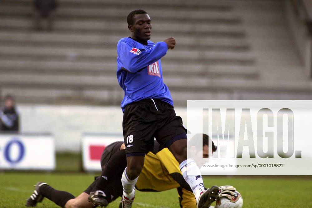 Isaac Boakye (Bielefeld) scheitert an Torwart Reichenbach (Cloppenburg ...