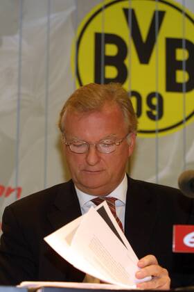 Präsident Dr. Gerd Niebaum blättert in seinen Unterlagen Fußball 1. BL ...