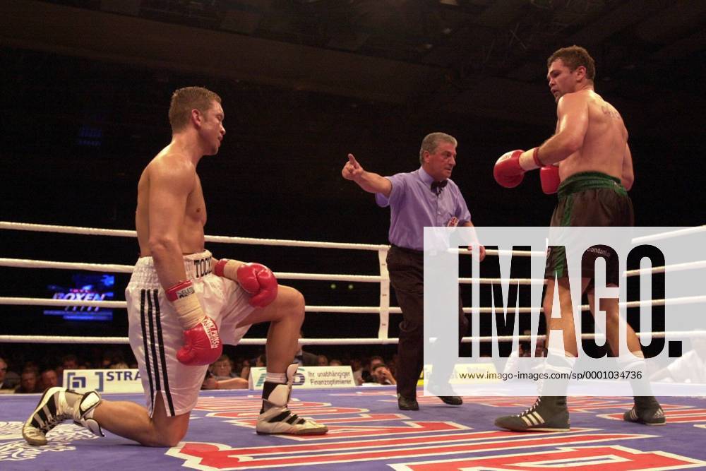 Tocker Pudwill (USA, li.) wird vom Ringrichter angezählt, Sven Ottke ...