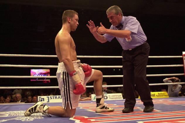 Tocker Pudwill wird vom Ringrichter angezählt, Sven Ottke schaut zu ...