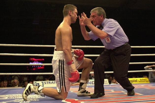 Tocker Pudwill wird vom Ringrichter angezählt, Sven Ottke schaut zu ...