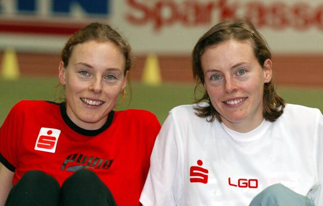 Das Zwillingspaar Gabi und Birgit Rockmeier wird mit einem Opel Astra TwinTop ins Stadion gefahren