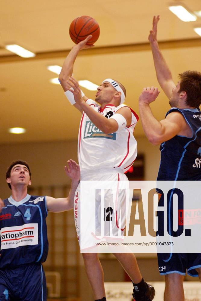 Marko Radulovic (Lich, Mitte) steigt hoch, daneben Bree (li.) und ...