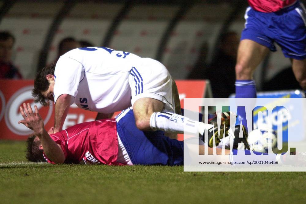 Jiri Nemec (Schalke) würgt Markus Oberleitner (Haching) weiter, obwohl ...