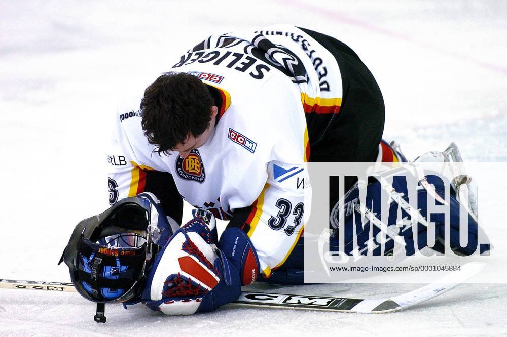 Goalie Marc Seliger helmlos am Boden Eishockey Länderspiel Herren ...
