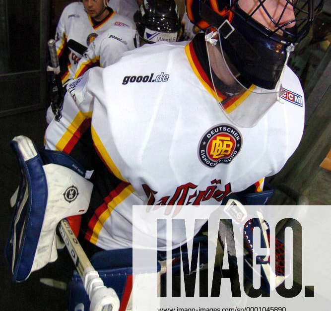 Goalie Marc Seliger (Deutschland) betritt die Halle Eishockey ...