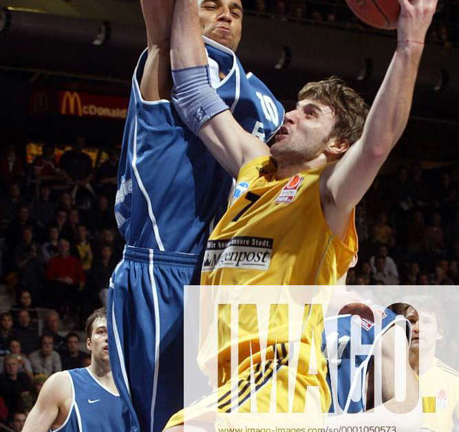 Marko Pesic (ALBA, re.) gegen Marvin Willoughby (Köln) Basketball 1. BL ...