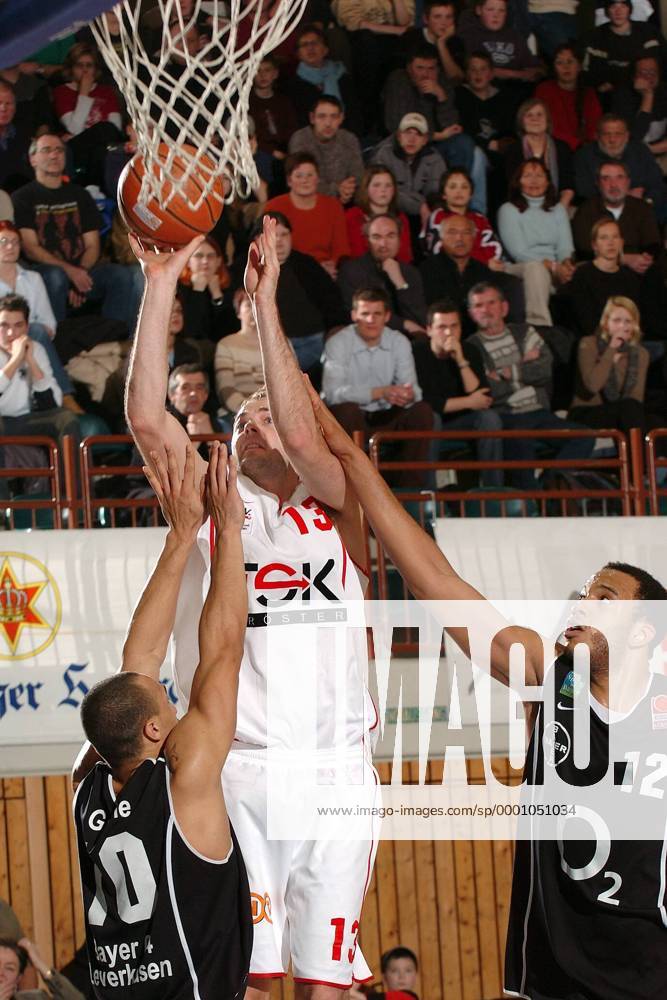 Ivo Kresta beim Korbleger gegen Demond Greene und Jamal Basit ...