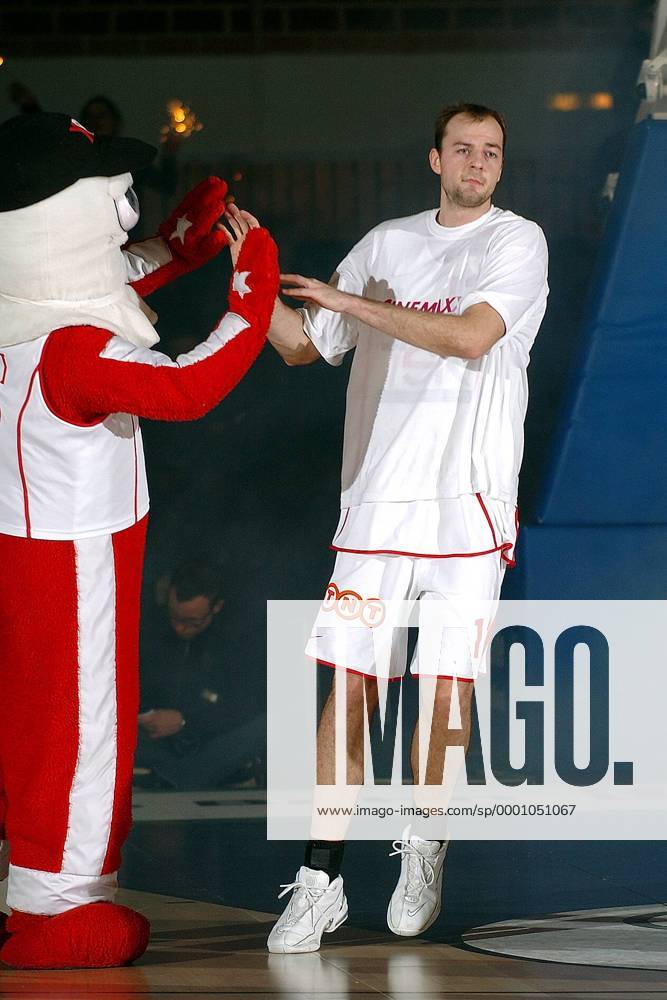 Ivo Kresta klatscht beim Einmarsch das Maskottchen Oli ab Basketball 1 ...