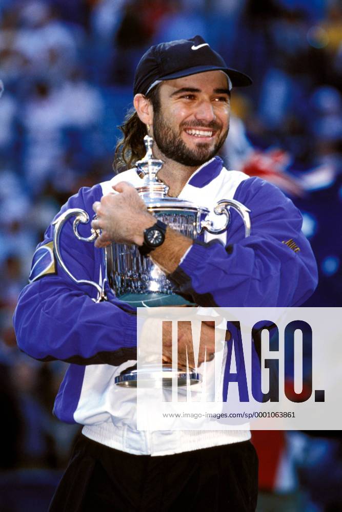 US-Open-Sieger Andre Agassi (USA) mit seiner Trophäe Tennis Herren US ...