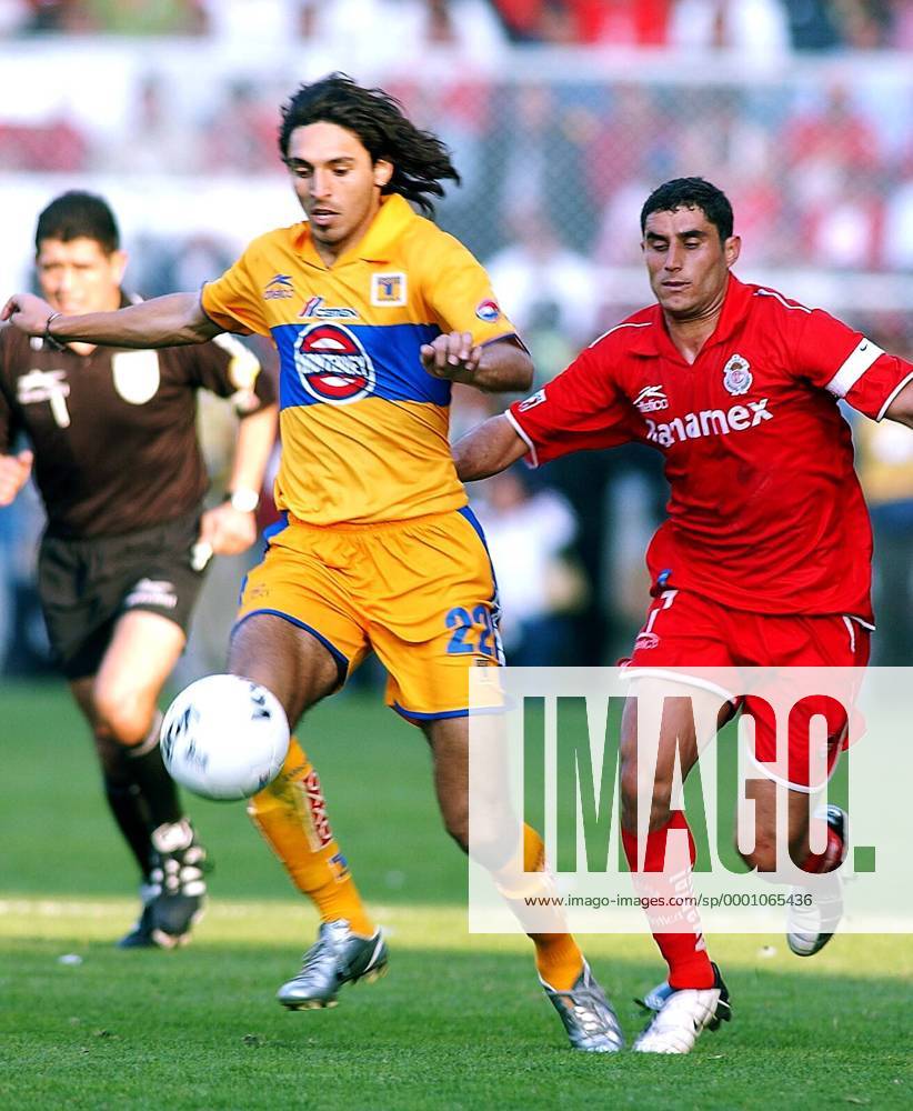 Nestor Andres Silvera gegen Mario Mendez Olague Fußball Herren Primera ...