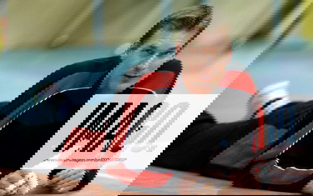 Wolfgang Kuck (Deutschland) liegt am Boden Volleyball Herren ...