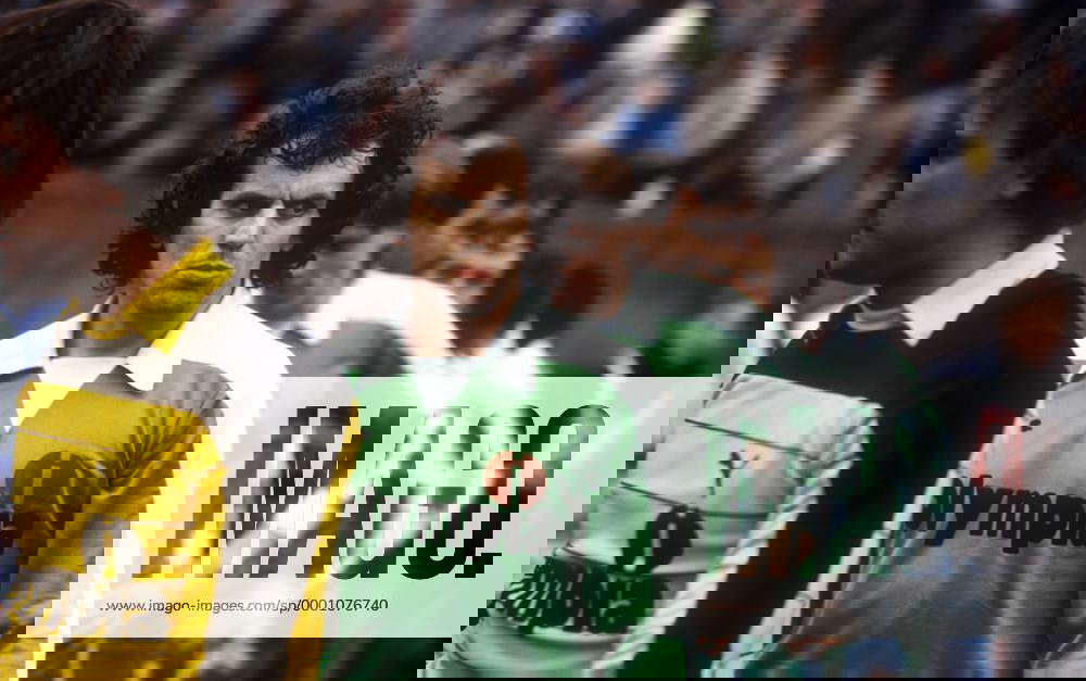 Norbert Siegmann (Bremen) vor Spielbeginn Fußball 1. BL Herren ...