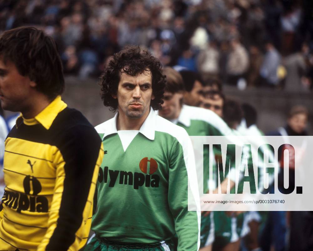 Norbert Siegmann vor Spielbeginn Fußball 1. BL Herren DEUTSCHSPRACHIGE ...