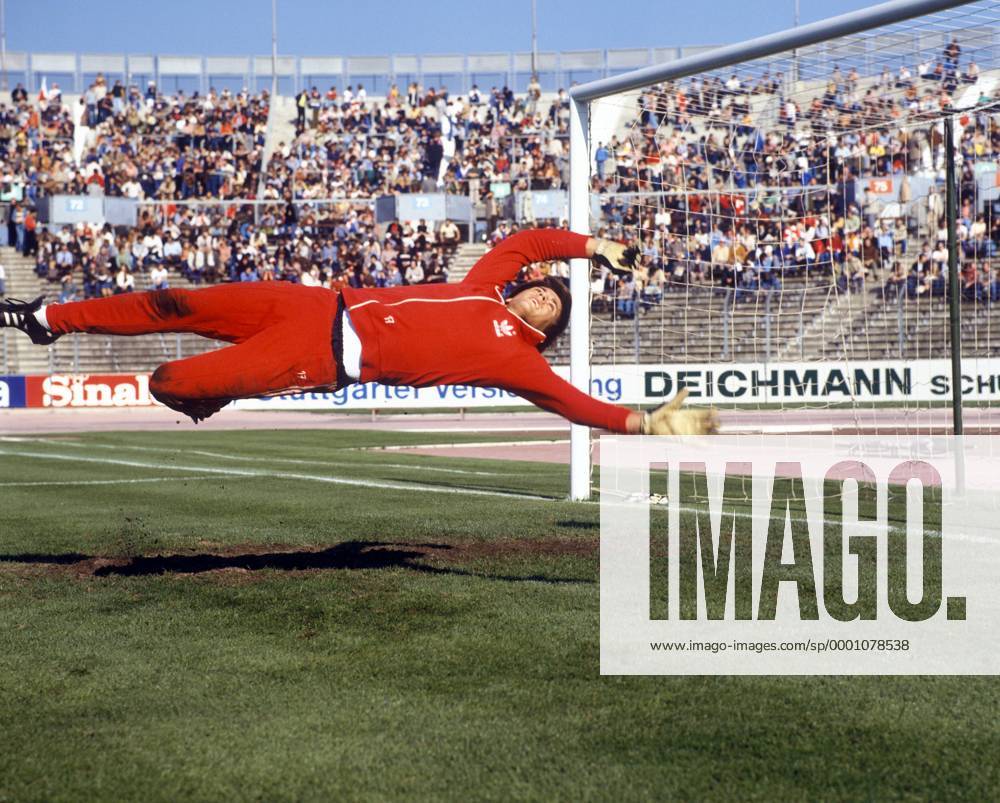 Spektakuläre Flugeinlage: Torwart Helmut Roleder (Stuttgart) liegt quer ...