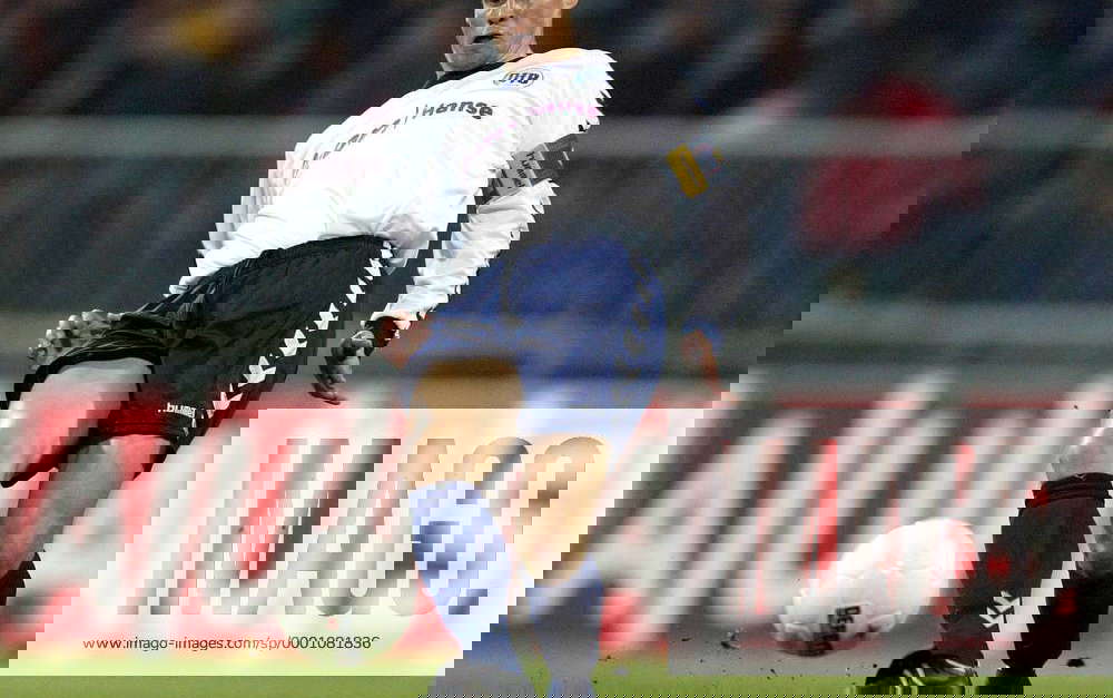 Martin Groth (Lübeck) am Ball Fußball Herren DFB Pokal 2003 2004 ...