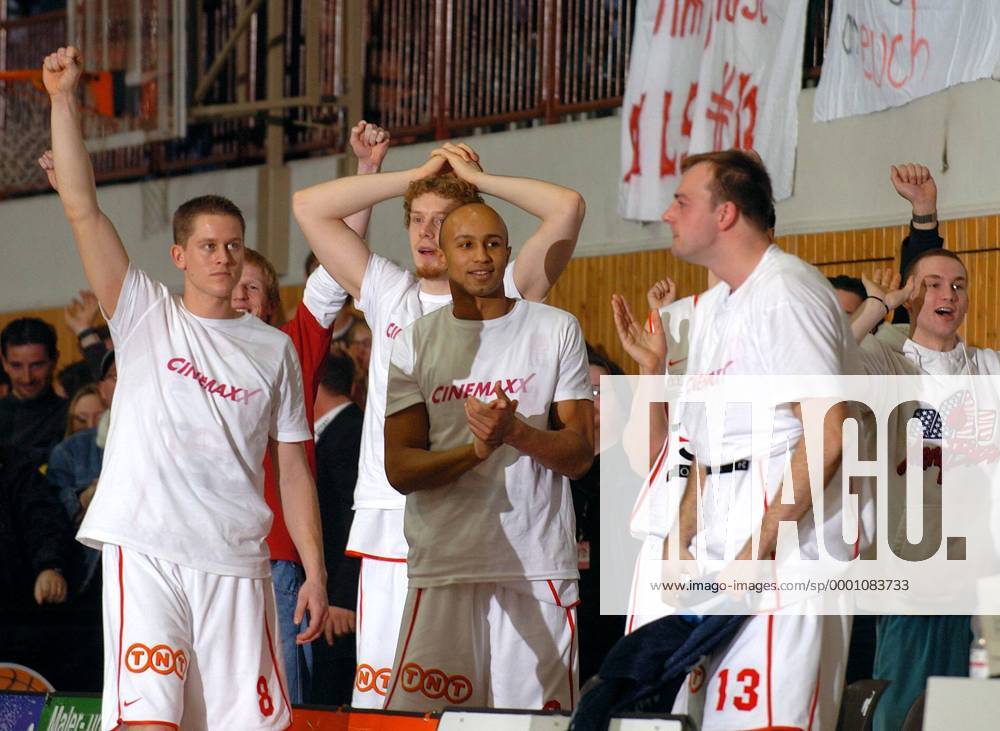 Die Würzburger Auswechselspieler jubeln - v.li.: Markus Hallgrimson ...