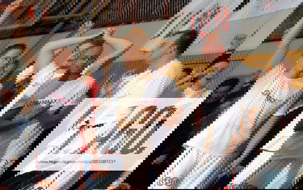 Die Würzburger Auswechselspieler jubeln - v.li.: Markus Hallgrimson ...