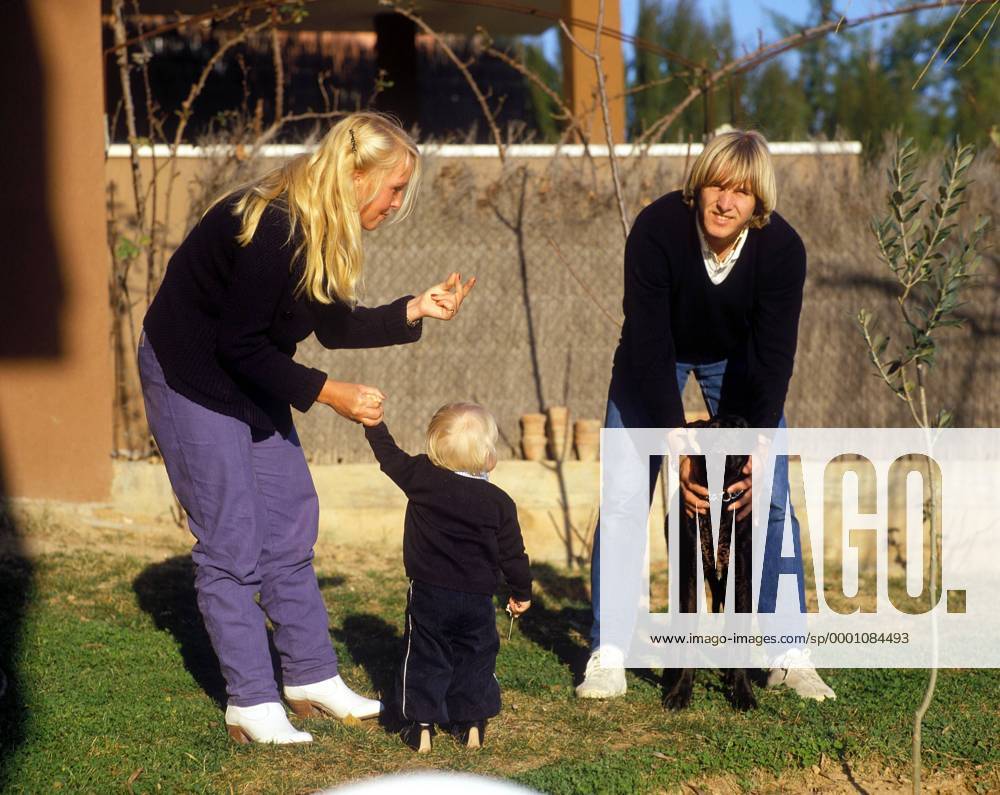 Bernd Schuster (FC Barcelona) mit seiner Frau Gaby, Sohn Benjamin und ...