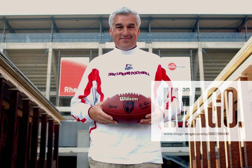 Headcoach Peter Vaas (Cologne Centurions) mit der Pille American ...