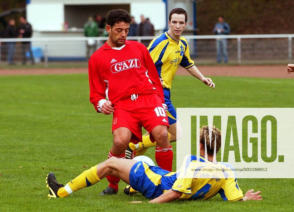 Mario Cannizzaro (Yurdumspor, Mitte) gegen den am Boden liegenden Malura, hi. schaut Michael