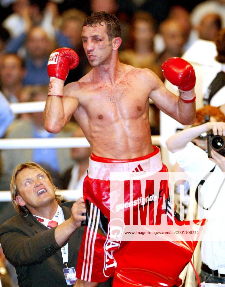 Oktay Urkal (Deutschland) gibt sich siegesgewiss, Bodyguard Peter ...