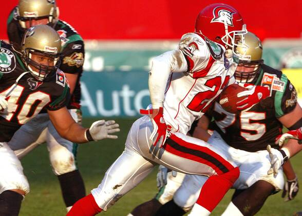 Safety Steve Smith (Cologne Centurions, Mitte) wird mit der Pille von ...