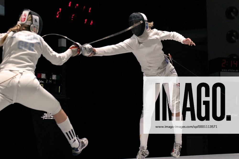 Britta Heidemann (Bayer 04 Leverkusen, re.) setzt einen Treffer gegen ...