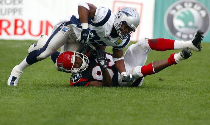 Cornerback Alphonso Roundtree begräbt Wide Receiver Todd Devoe unter ...