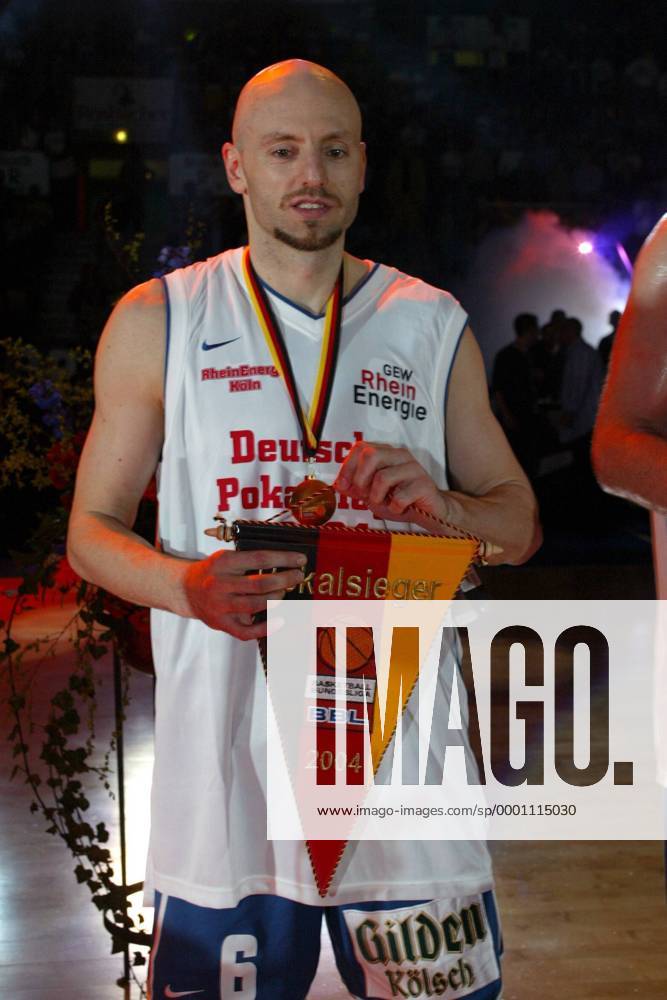 Sasa Obradovic (Köln) mit Wimpel und Goldmedaille Basketball 1. BL ... Sasa Obradovic (Köln) mit Wimpel und Goldmedaille Basketball 1. BL ...