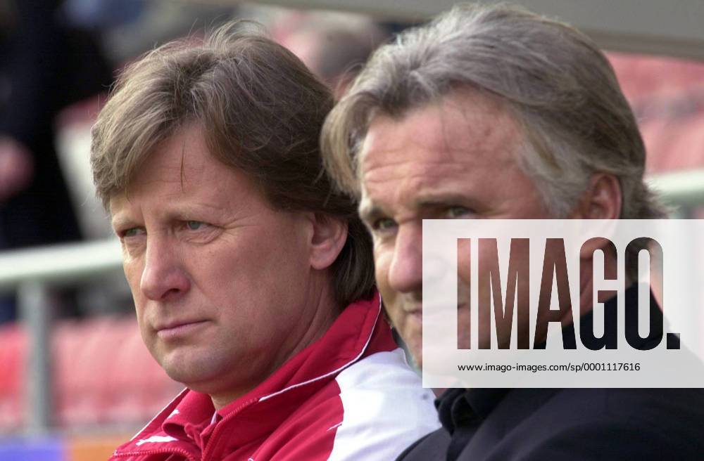 Trainer Ingo Peter (li.) und Präsident Spikker (beide Ahlen) Fußball 2 ...