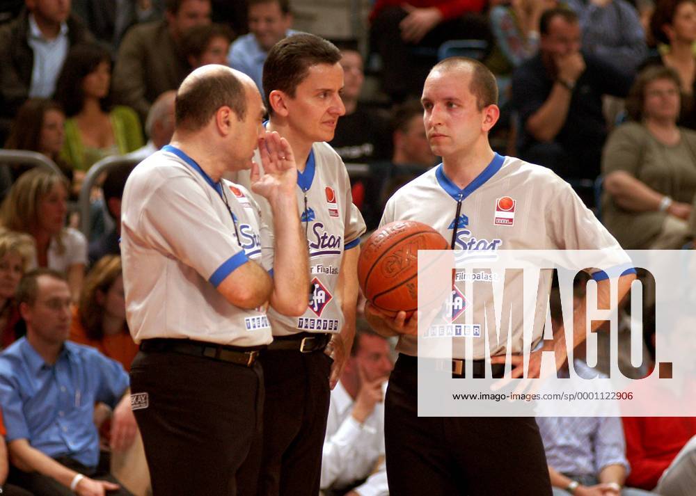 Das Schiedsrichtergespann, v. re.: Oliver Krause, Jens Staudenmayer und ...