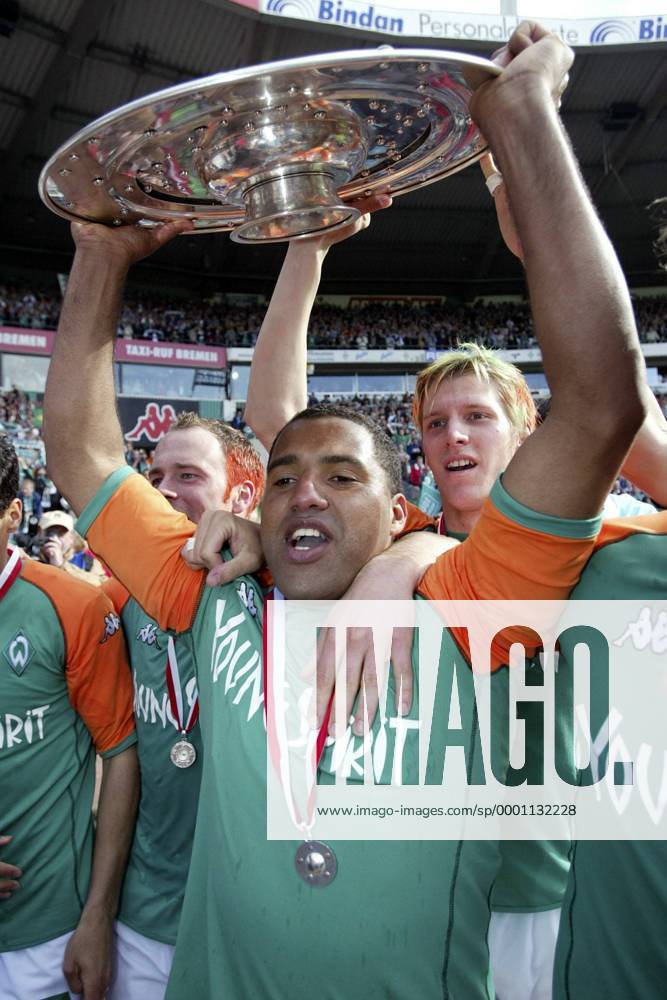 Ailton präsentiert vor Markus Daun (beide Bremen) stolz die ...