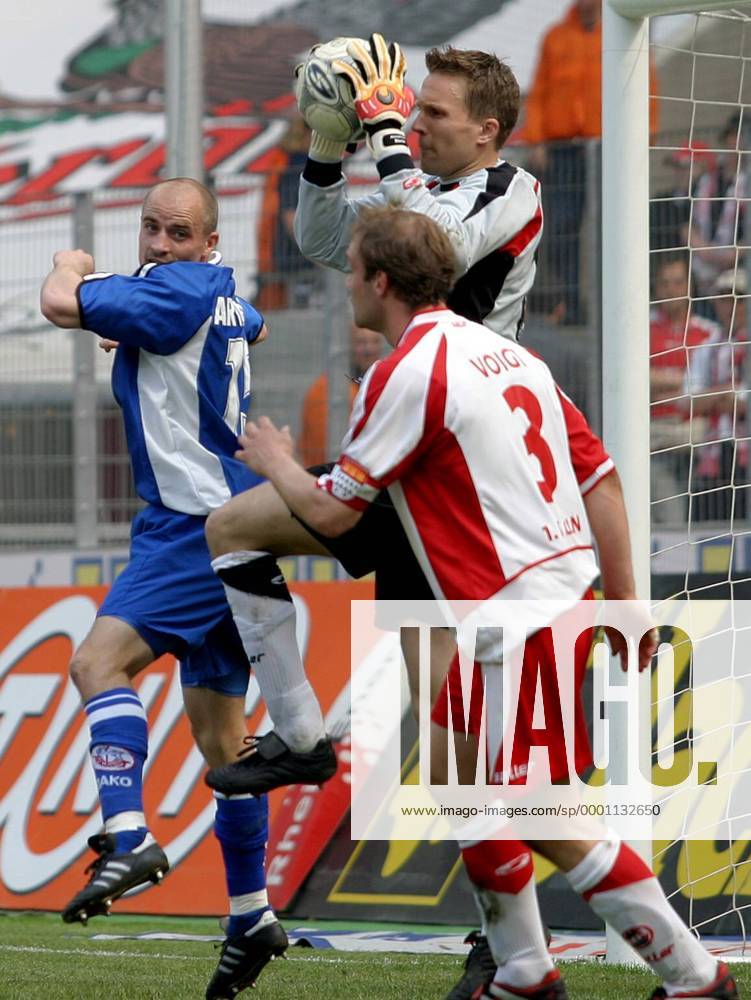 Torwart Alexander Bade und Alexander Voigt vereiteln die Chance von ...