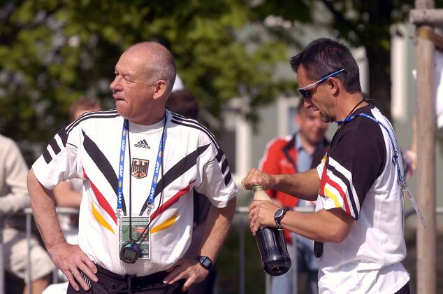 Ratlosigkeit bei Trainer Peter Selzer (li.) und Mannschaftsleiter ...