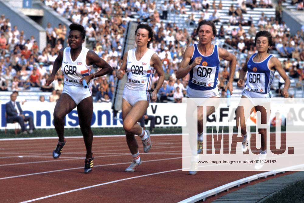 Marita Koch (2.v.re.) hat den Staffelstab von Silke Möller-Gladisch ...