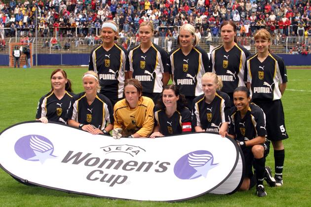 Die Spielerinnen von Umea IK vor dem Rückspiel des UEFA-Pokal-Finales ...
