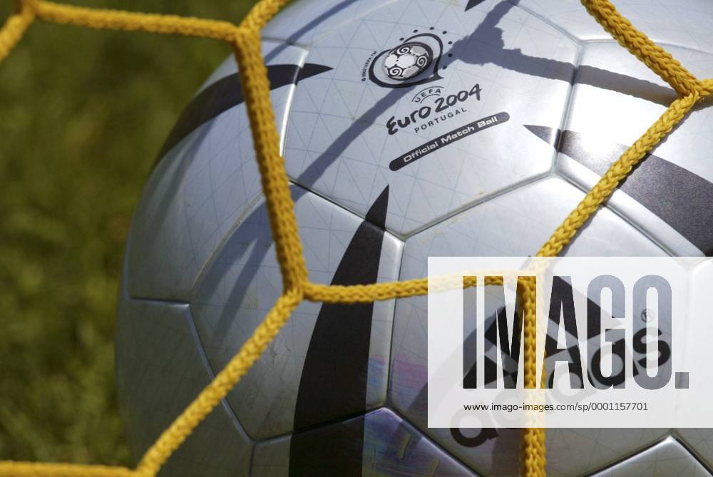 Ein Adidas Roteiro Ball, offizieller Spielball der Euro 2004, im ...