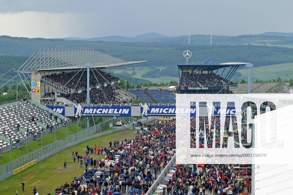 Reges Treiben auf der Start- und Zielgeraden und in der Boxengasse vor ...